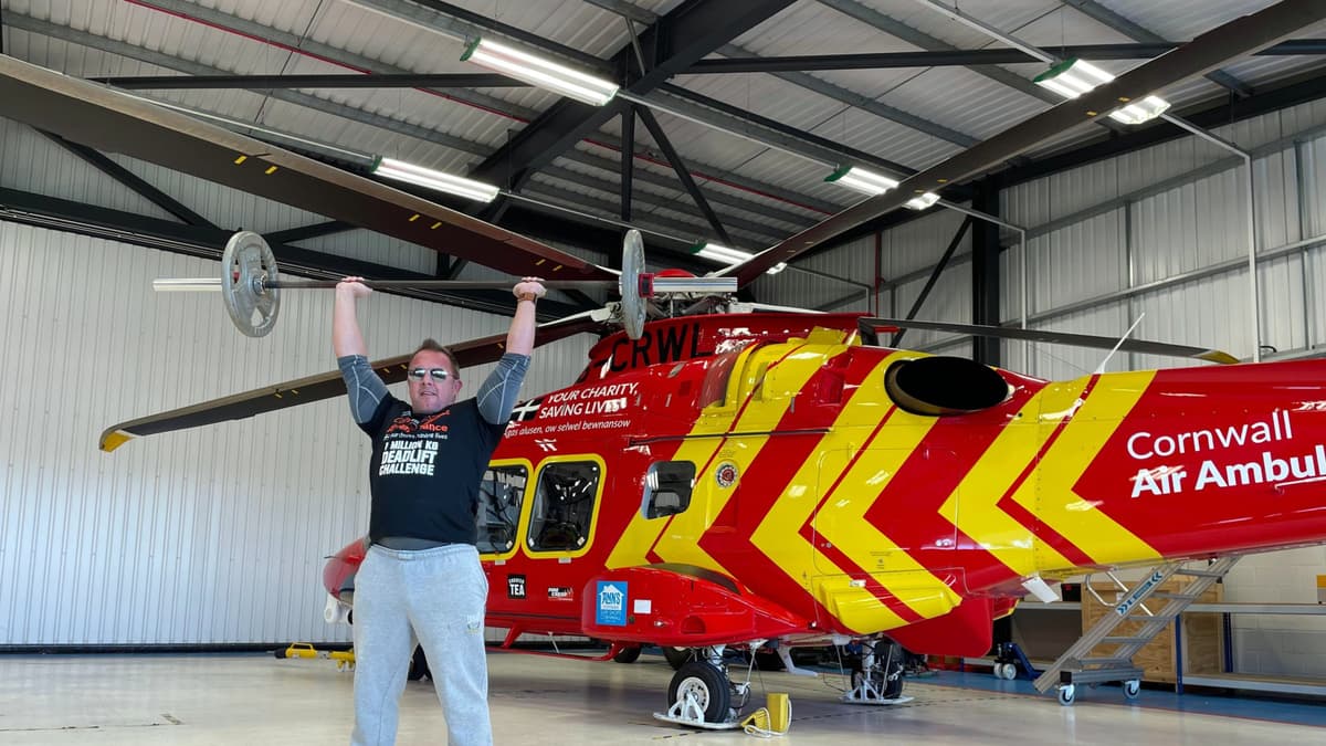 Jason Higgs from Liskeard dead lifing 1 million kg for Cornwall Air ...