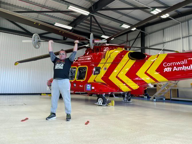 Jason Higgs from Liskeard dead lifing 1 million kg for Cornwall Air ...