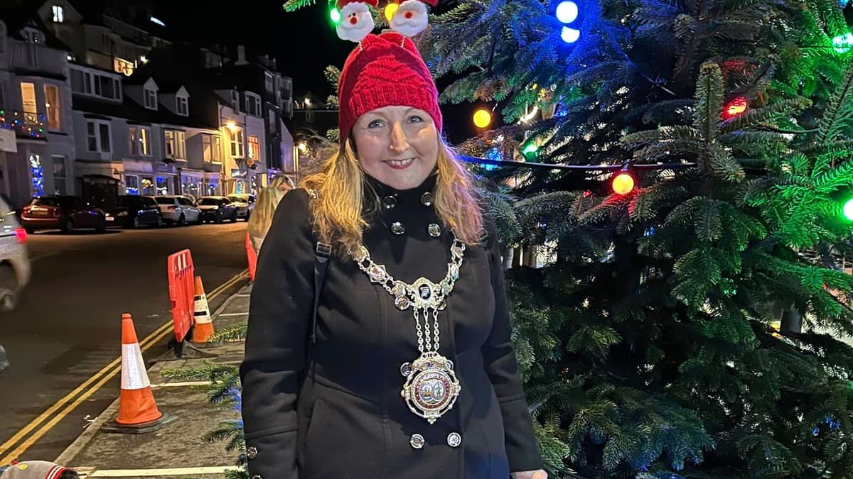 Crowds line the streets for Looe lantern parade | cornish-times.co.uk