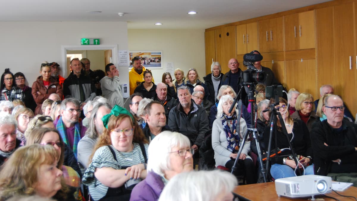 Looe residents unanimously support to safeguard houses for local ...