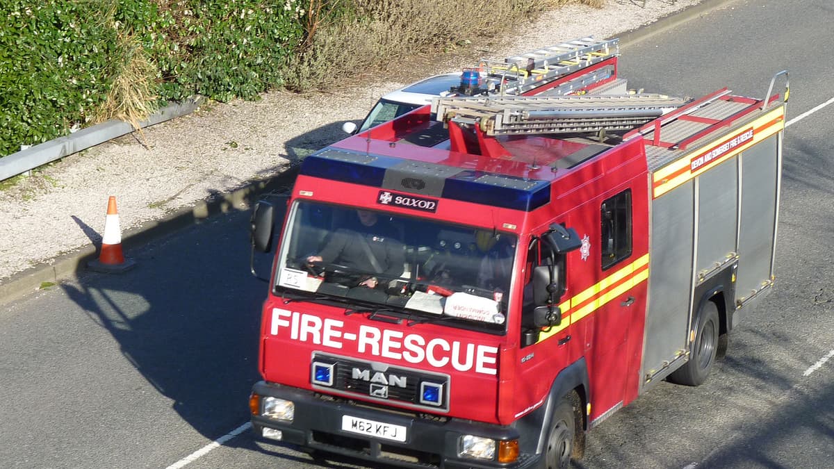 Fire and rescue service battle agricultural fire in Duloe | cornish ...