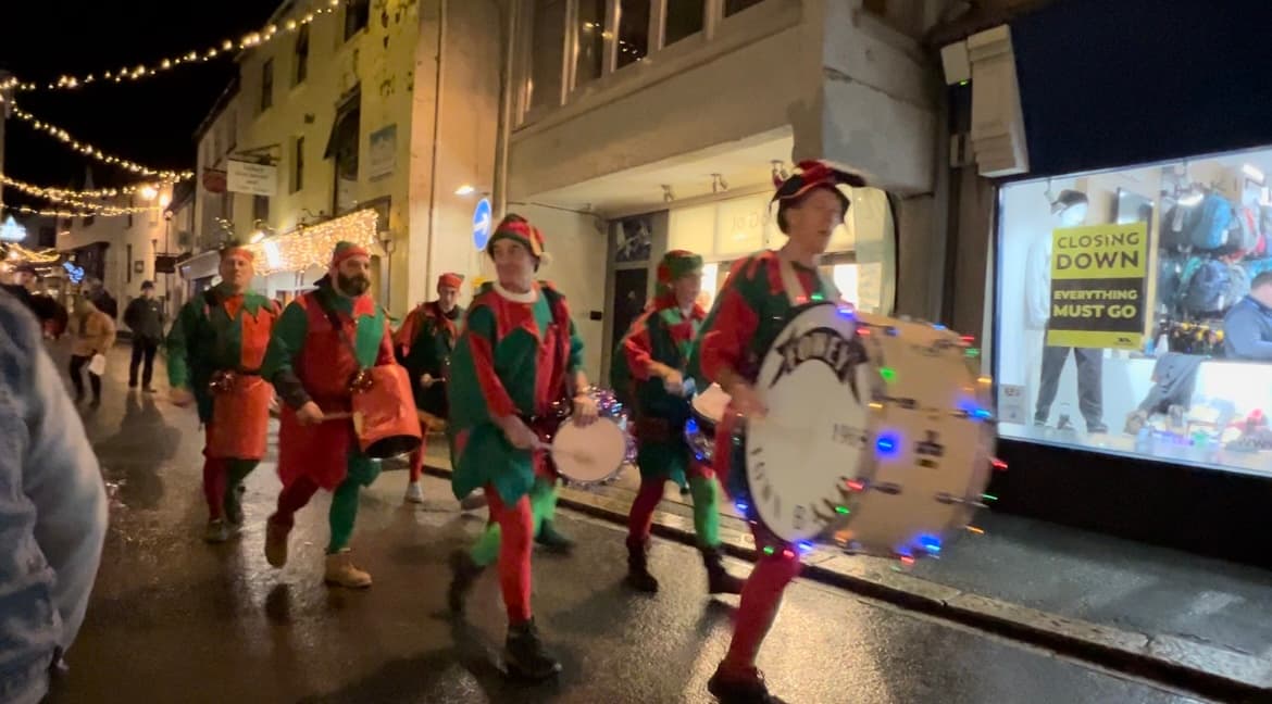 Fowey gets into the Christmas spirit during annual festive market ...