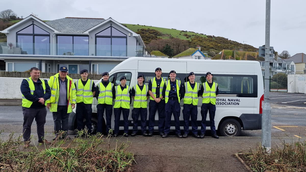 Sailors help to make seaside town bloom | cornish-times.co.uk