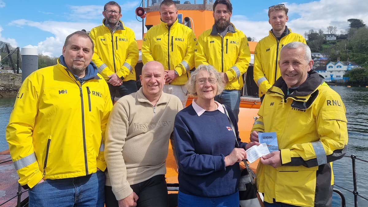Widow gives £10,000 to Fowey Lifeboats in memory of her husband | cornish-times.co.uk