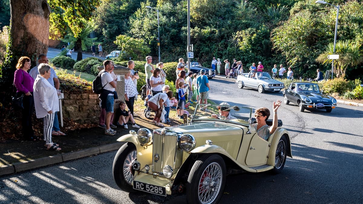 Popular classic car show and parade returns to Fowey in August ...
