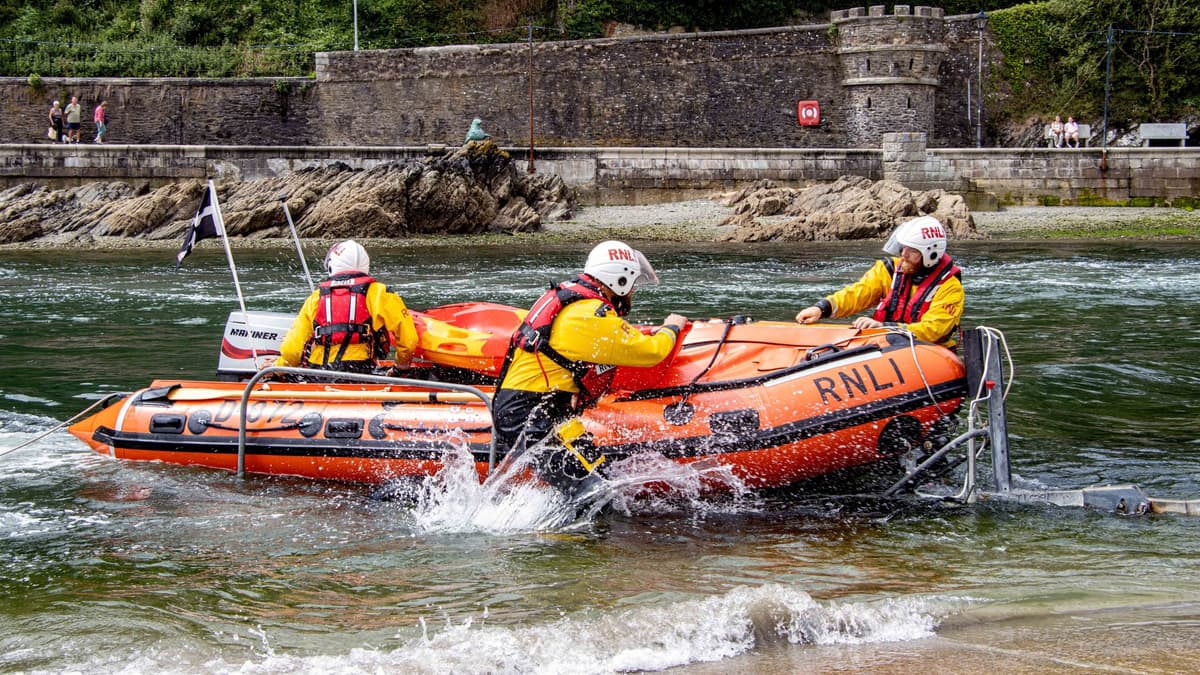 Lunchtime rescue a first for new Looe lifeboat volunteer | cornish ...