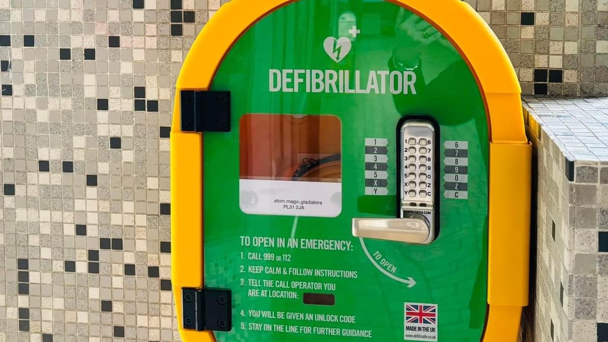 Praise as defibrillator installed in centre of Bodmin | cornish-times.co.uk