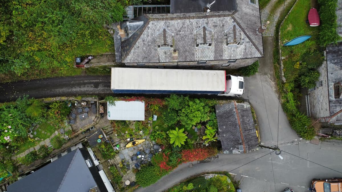 Haulage truck blocking lane in Saltash Forder to be craned out ...