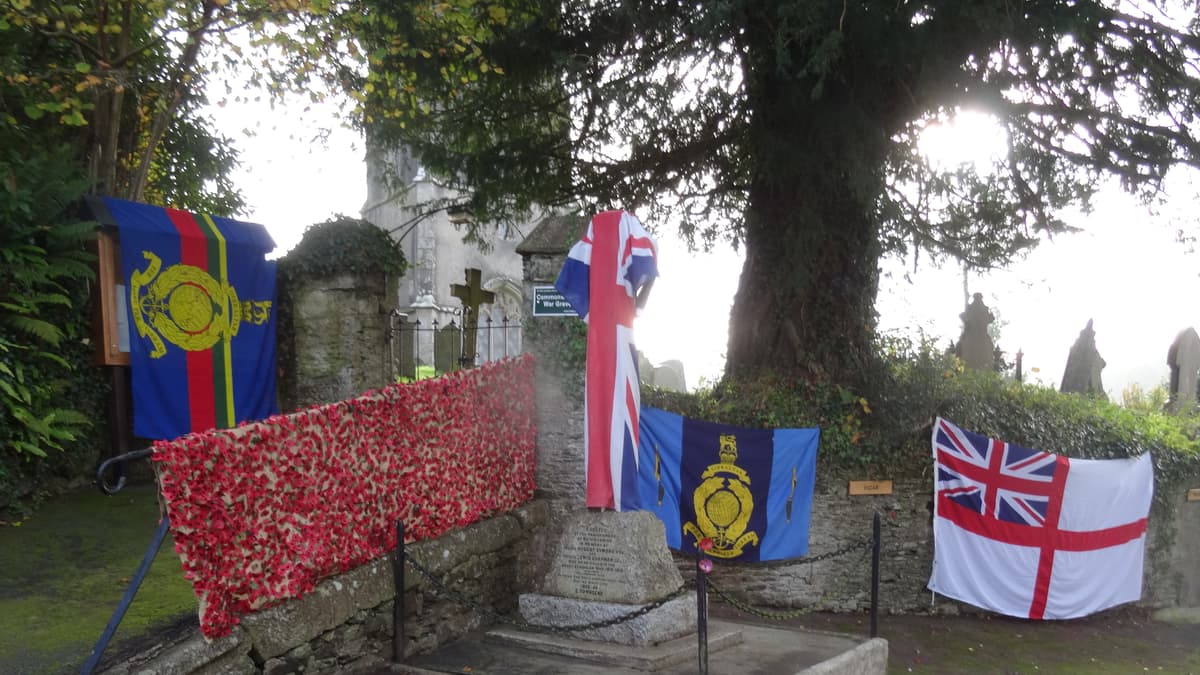 Botus Fleming service remembers war dead and current Ukraine conflict ...