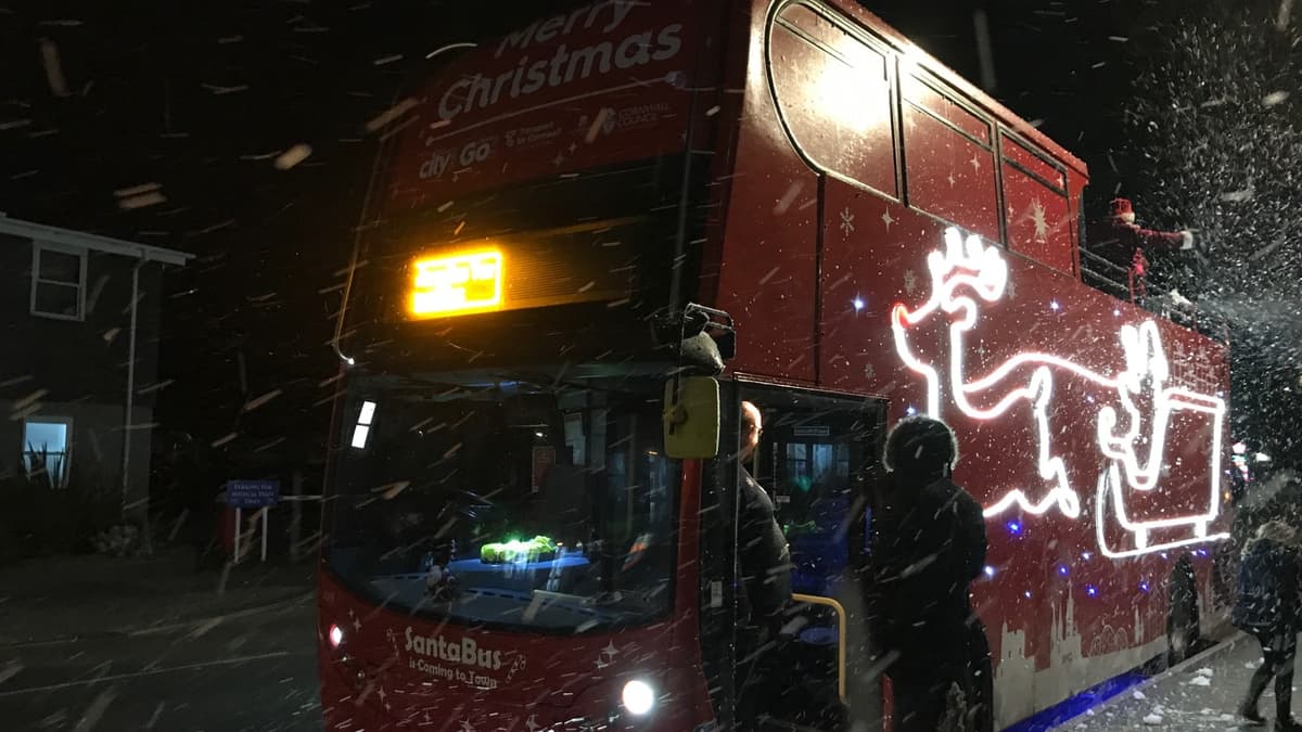 SantaBus stopped off at Looe on it tour of Cornwall | cornish-times.co.uk