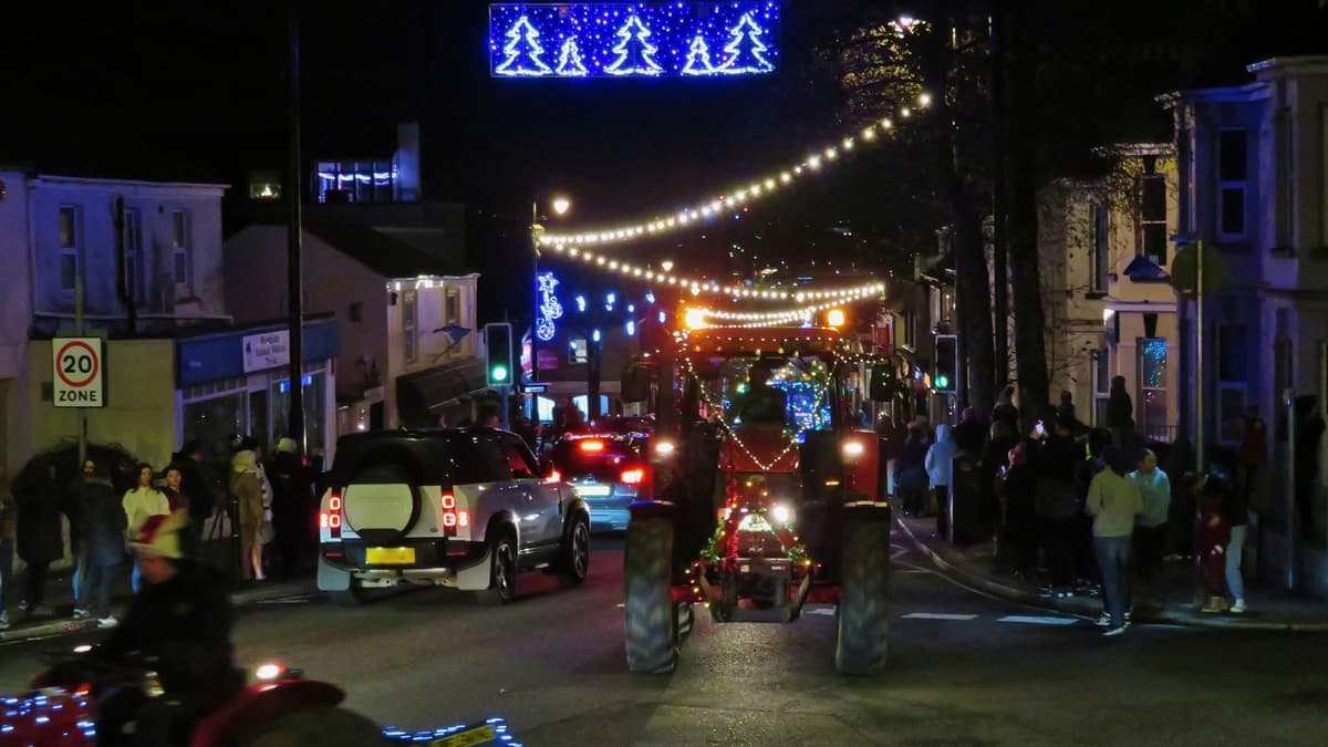 Saltash streets are packed for annual Tractor Run event | cornish-times ...