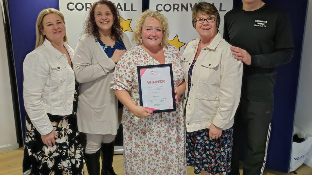 Torpoint town council pick up award for refurbishment of tennis courts ...