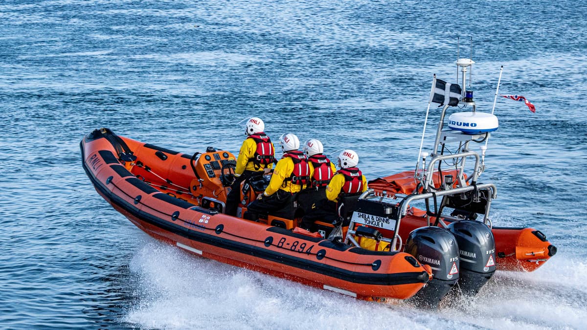 Looe RNLI volunteers rescue trio in sinking kayak | cornish-times.co.uk
