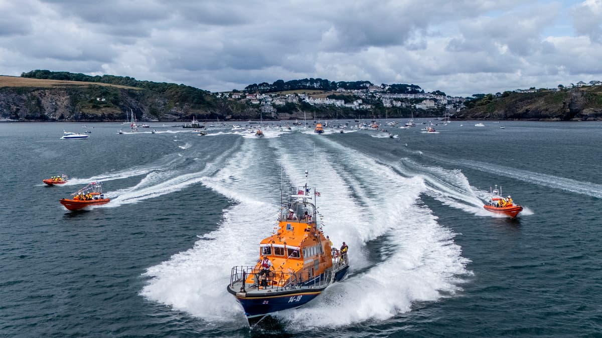 Lifeboat makes spectacular departure from Fowey accompanied by flotilla ...