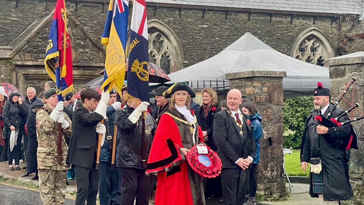 Mayor leads Saltash in moving Remembrance tribute | cornish-times.co.uk
