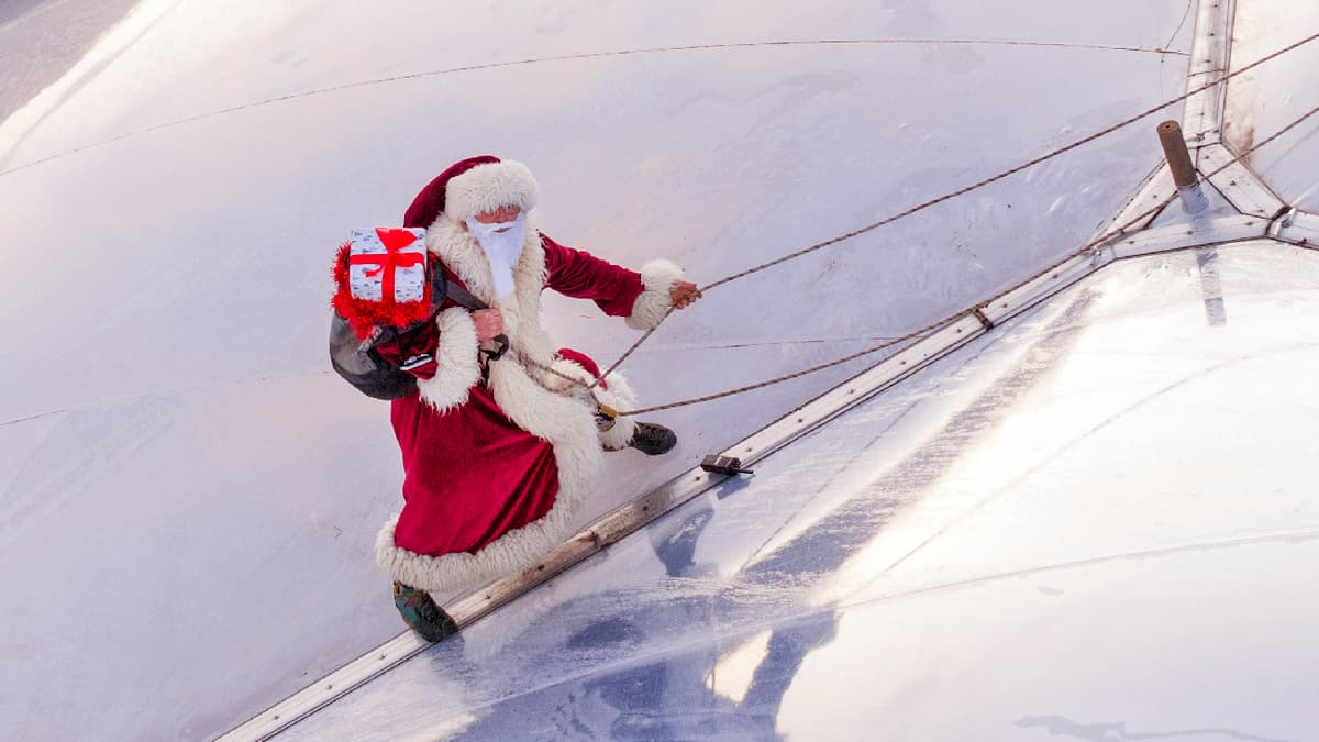 Santa shows at Eden Project how he gets to the ground without a chimney ...