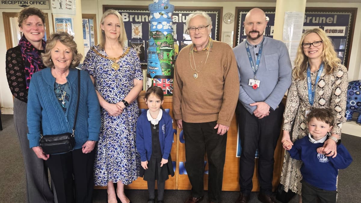 Brunel pupils create standout lighthouse for Guiding Lights Project ...